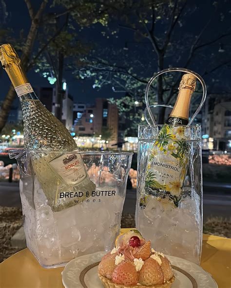 마담파이 선선한 저녁 백설딸기로 만든 예쁜 타르트와🍓샴페인 한 잔으로🥂 하루의 끝을 마무리 해보시는