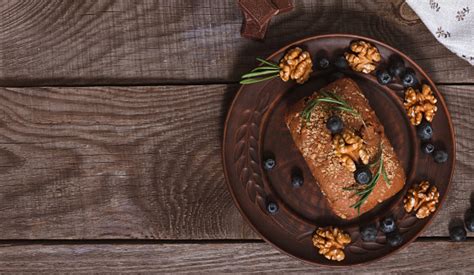 블루베리와 로즈마리로 장식된 견과류를 곁들인 초콜릿 컵케이크 소박한 점토 접시에 평면도 0명에 대한 스톡 사진 및 기타 이미지 0명 갈색 견과 Istock