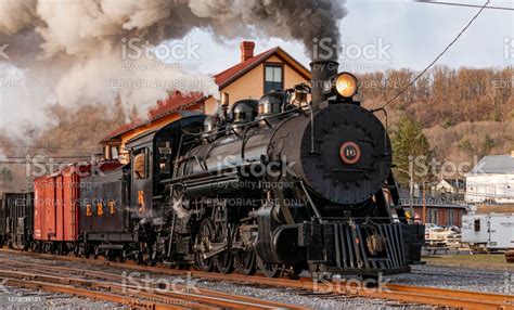 오래된 좁은 게이지 트랙에서 이른 아침에 접근하는 복원된 골동품 증기 화물 열차의 전망 강철에 대한 스톡 사진 및 기타 이미지 강철 고풍스런 골동품 Istock