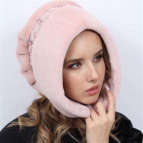 Капор из эко меха с вышивкой стеклянными стразами бумами и бисером