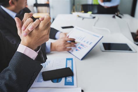 회의실에서 함께 토론하는 사업가들 비즈니스 팀 회의 및 프로젝트 계획 논의 비즈니스 프로젝트와 함께 일하는 전문 투자자 2명에 대한 스톡 사진 및 기타 이미지 Istock