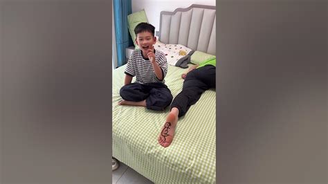 趁爸爸睡着，给他画个小老鼠！ Youtube