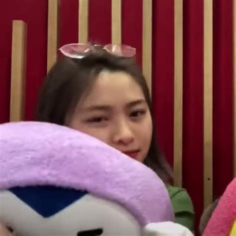 Itzy Ryujin Hug Tuk Youtube