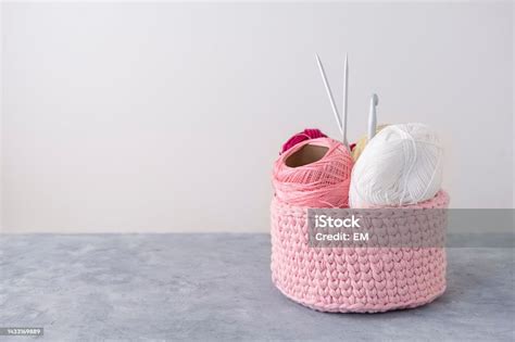 복사 공간이있는 뜨개질 및 크로 셰 뜨개질을위한 수공예 도구가있는 Chrochet 바구니 0명에 대한 스톡 사진 및 기타 이미지 0명 개인 장식품 공예 Istock