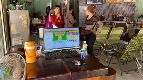 អាជ្ញាធរសង្កាត់ចោមចៅទី៣ចុះចាប់ដកហូតសម្ភារល្បែងស៊ីសងតាមប្រព័ន្ធអនឡាញនៅហាងកាហ្វេមួយកន្លែង