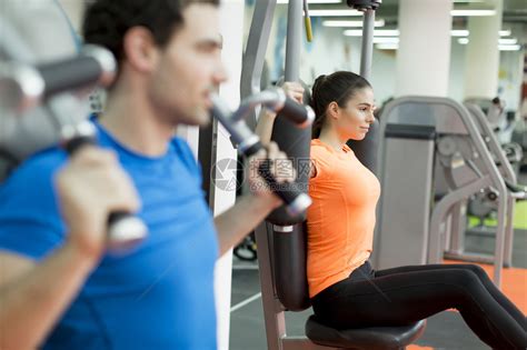 年轻人在健身房锻炼高清图片下载 正版图片507319962 摄图网