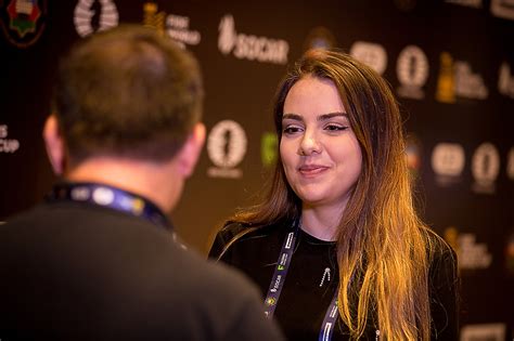 Защо Нургюл Салимова е сама в Баку