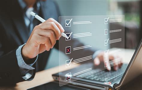 문서 관리 시스템 Dms 사업 평가 양식 설문지 체크리스트 감사 작업 양식 사업가는 노트북 컴퓨터 체크리스트로 작업하고 온라인으로 설문 조사 양식을 작성합니다 옳고 그름