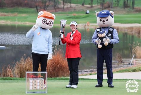 트로피 들고 기념 촬영하는 박민지 연합뉴스