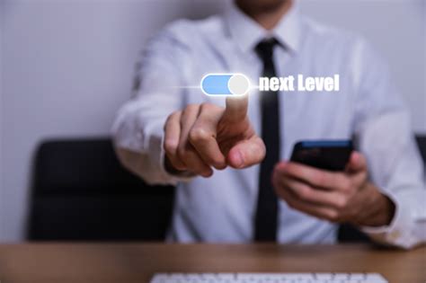 성공과 성장 성장 개념 사업가 가리키는 화살표 그래프 기업 미래 성장 계획 사업 개발 감각 지각에 대한 스톡 사진 및 기타 이미지 감각 지각 경외감 금융 Istock