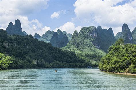 秋天的漓江和喀斯特山脉景色