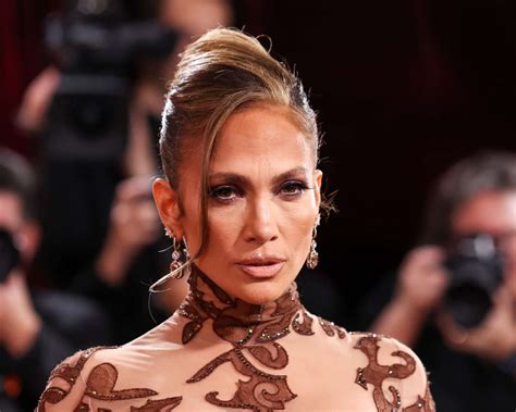 Jennifer Lopezs Golden Globes Manicure Features A Chic Hidden Detail