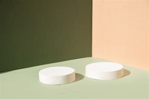 기하학적 형태의 추상적 최소 장면입니다 녹색과 베이지 색 배경에 실린더 연단 추상적 배경입니다 장면은 화장품 포드 루드를 보여줍니다 쇼케이스 디스플레이 케이스 3d 렌더 0