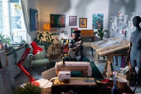 현대 젊은 예술가와 인도 민족의 옷 디자이너가 집 거실의 의자에 앉아 멀리 바라보는 롱 샷 사진 Unsplash의 유행 이미지