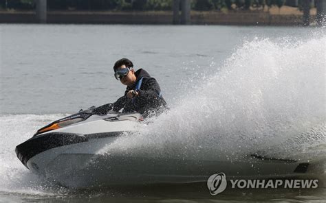 한강에서 제트스키 체험해보세요 연합뉴스