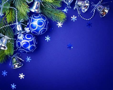 Новогодние игрушки на синем фоне со снежинками · бесплатная фотография от Webphp картинки и
