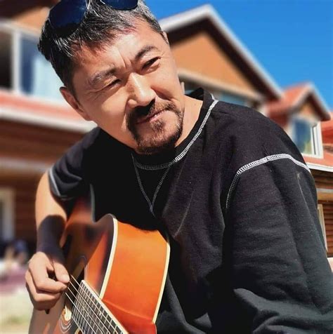 Art Ai Та хамгийн бодит гэр бүлийн зурагтай болохыг Facebook