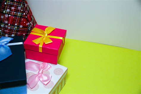 블랙 프라이데이 컨셉 사진 녹색 배경입니다 생일 파티를 위한 선물 상자 판매 및 할인 크리스마스 쇼핑 아이디어 특별 한 혜택 복사 공간 가격에 대한 스톡 사진 및 기타