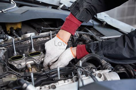자동차 정비사 수리 자동차 문제 해결 차량 부품 검사의 근접 사진 무료 다운로드 Lovepik