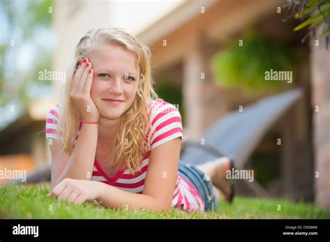 Portrait De Jeune Fille Quatorze Belle Banque De Photographies Et Dimages Haute R Solution