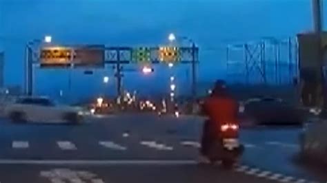 疑轎車違規左轉 女騎士控害「慘摔犁田」還肇逃 東森最即時最快速新聞