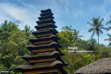 발리의 전통 사원 꼭대기 정글과 야자수의 사원 탑은 발리 문화 영성 및 유산을 반영합니다 0명에 대한 스톡 사진 및 기타 이미지