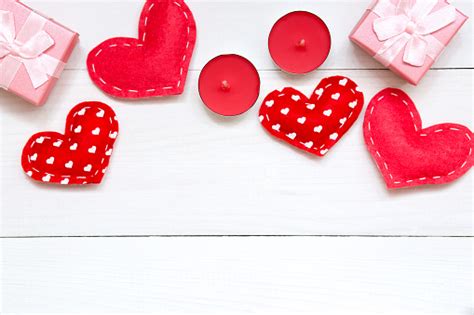 빨간 하트와 발렌타인 복사 공간 흰색 나무 배경 선물 보기 가기 0명에 대한 스톡 사진 및 기타 이미지 0명 개념 개념과 주제 Istock