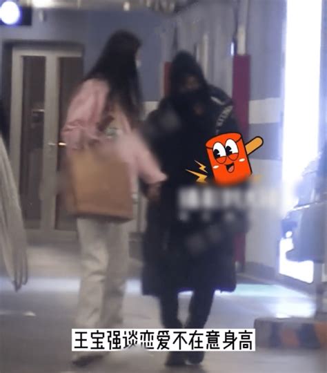 王宝强与女友牵手出行 恋爱四年感情稳定 搜狐大视野 搜狐新闻