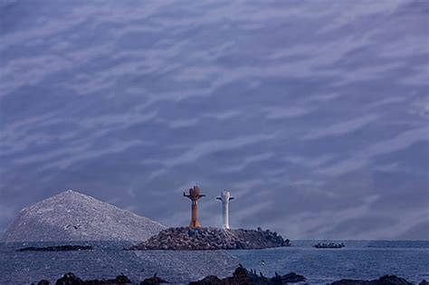 유토이미지 바다 위의 등대와 하늘 풍경