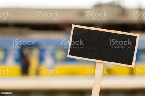 빈 모형 템플릿 기관차가 있는 초점이 흐려진 배경 기차역에 대한 칠판 레이블 광고 에코 운송 개념 친환경 운송 수단 텍스트 복사 공간 0명에 대한 스톡 사진 및 기타 이미지