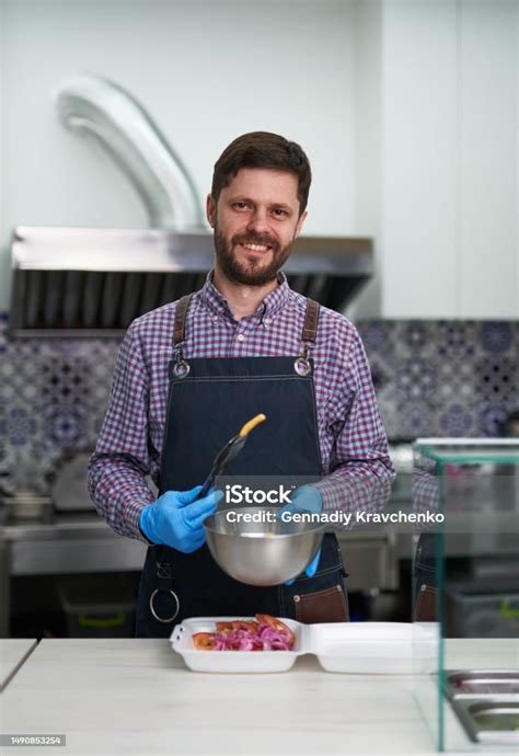 상업용 주방에서 일하는 쾌활한 청년 식당에서 패스트푸드를 준비하는 행복한 소기업 주인 남자에 대한 스톡 사진 및 기타 이미지 남자 남자들만 업주 Istock