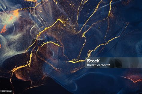 알코올 잉크 기술의 천연 고급 추상 유체 예술 그림 부드럽고 꿈꾸는 벽지 투명한 파도와 황금 소용돌이를 만드는 색상의 혼합물 포스터용 기타 인쇄물 건강관리와 의술에 대한