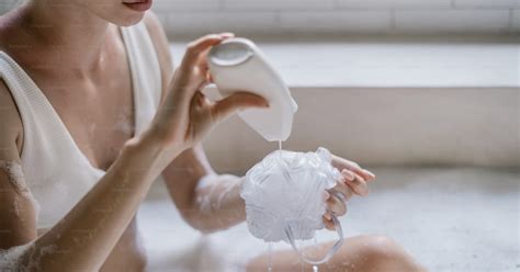 바디 케어 개념입니다 젊은 성인 여성이 스폰지에 샤워 젤을 붓고 목욕을 하고 집에서 비누 거품 물에 누워 있는 모습 사진 Unsplash의 인도네시아 이미지