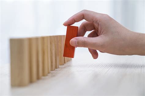 도미노 나무 블록 비즈니스 위험 전략 및 계획 개념 아이디어 가능성에 대한 스톡 사진 및 기타 이미지 가능성 개념 개발