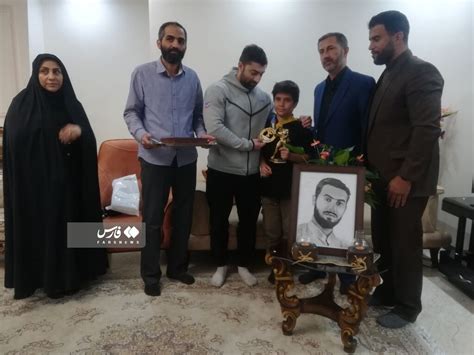 تصاویر رضا حجار مدال جهانی‌اش را به خانواده آرمان هدیه داد همشهری آنلاین