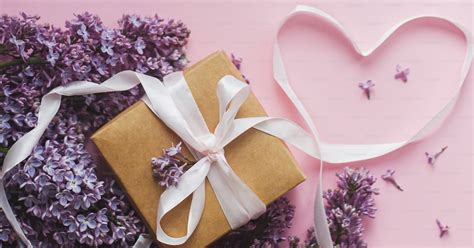 라일락 꽃 선물 상자 분홍색 종이에 하트 리본 복사 공간이 있는 플랫 누워 세련 된 꽃 인사말 카드입니다 행복한