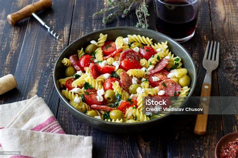 Fusilli 파스타 소시지 올리브 및 코티지 치즈를 곁들인 샐러드 이탈리아 음식 파스타 샐러드에 대한 스톡 사진 및 기타 이미지 파스타 샐러드 건강한 식생활 그릇