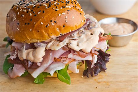 햄과 칠면조 샌드위치는 구운 통곡물 빵에 녹인 스위스치즈와 체다 치즈 볶은 양파 양상추 토마토 마요네즈 양념소금과 후추를 곁들입니다 클래식 한 미국 레스토랑 또는 식당 점심