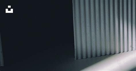 어두운 방에 서서 바닥에 그림자가있는 사람 사진 Unsplash의 무료 회색 이미지