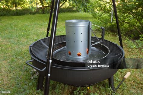 정원에서 검은 삼각 회전 그릴에 바베 큐 목탄 굴뚝 시 동기 0명에 대한 스톡 사진 및 기타 이미지 0명 검은색 관 튜브 Istock