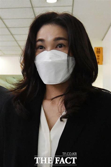이서현 이사장 남편과 함께 고 신춘호 회장 조문 [tf사진관] 포토 기사 더팩트