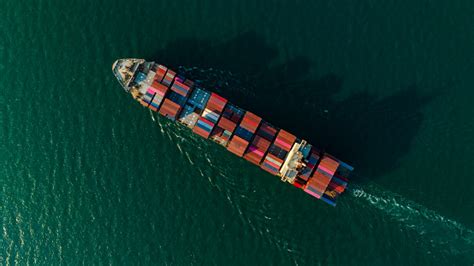 해상 운송을 위한 화물 컨테이너선은 수출품을 수입하고 전 세계 아시아 태평양 전역의 딜러 및 소비자에게 제품을 유통하며 컨테이너선 운송을 통한 글로벌 비즈니스 및 산업 배송
