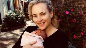 Neunter Monat Meghan Mccain Zeigt Ihren Riesigen Babybauch Promiflash