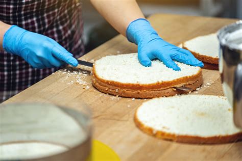 장갑에 제빵 레이어 케이크를 만들어으로 비스 켓을 잘라냅니다 제과의 생산 공장 산업 건물에 대한 스톡 사진 및 기타 이미지 공장 산업 건물 동쪽 바로 먹을 수 있는