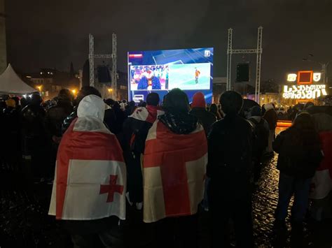 წვიმიანი თბილისი და ფეხბურთისთვის გადაკეტილი რესპუბლიკის მოედანი რა ხდება ამ წუთებში ადგილიდან