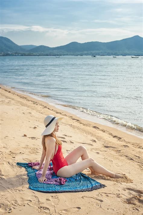海滩背景海滩人物人物海边度假旅游 花瓣网