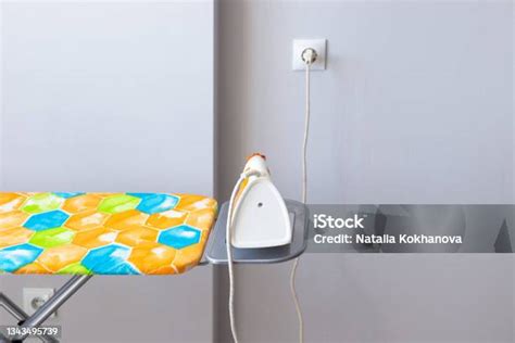 회색 벽에 다리미판의 콘센트에 전기 철이 꽂혀 있습니다 다림질 옷 가사 집안일에 대한 스톡 사진 및 기타 이미지 가사 집안일 가정 생활 가정의 방 Istock