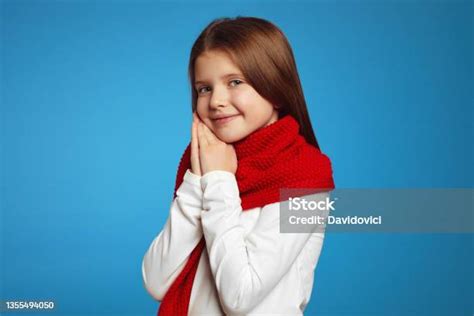 사랑스러운 귀여운 소녀는 얼굴 근처에 손을 유지 여가 시간을 즐긴다 빨간 스카프를 착용 8 9 살에 대한 스톡 사진 및 기타