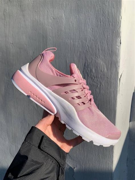 Акция женские розовые текстильные кроссовки — цена 600 грн в каталоге Кроссовки Купить женские