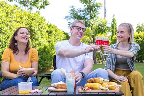 가족은 뒤뜰 바베큐 파티를 즐깁니다 홈 파티에서 놀고있는 사람들 집에서 바베큐 파티를하는 가족 뒤뜰에서 파티를위한 가족 요리 구운 바베큐 휴일 개념의 라이프 스타일 20